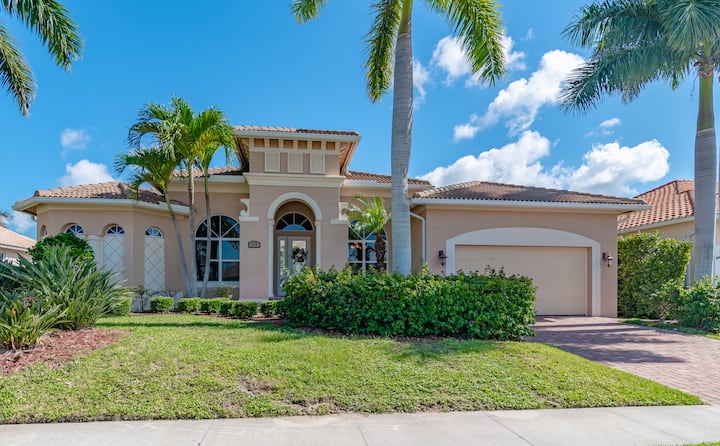 Luxury 4+ Bedroom Waterfront Home - Upscale Area - Marco Island, FL