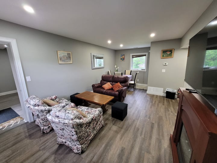 Cozy 3-bedroom Farmhouse In Wine-country - Niagara-on-the-Lake