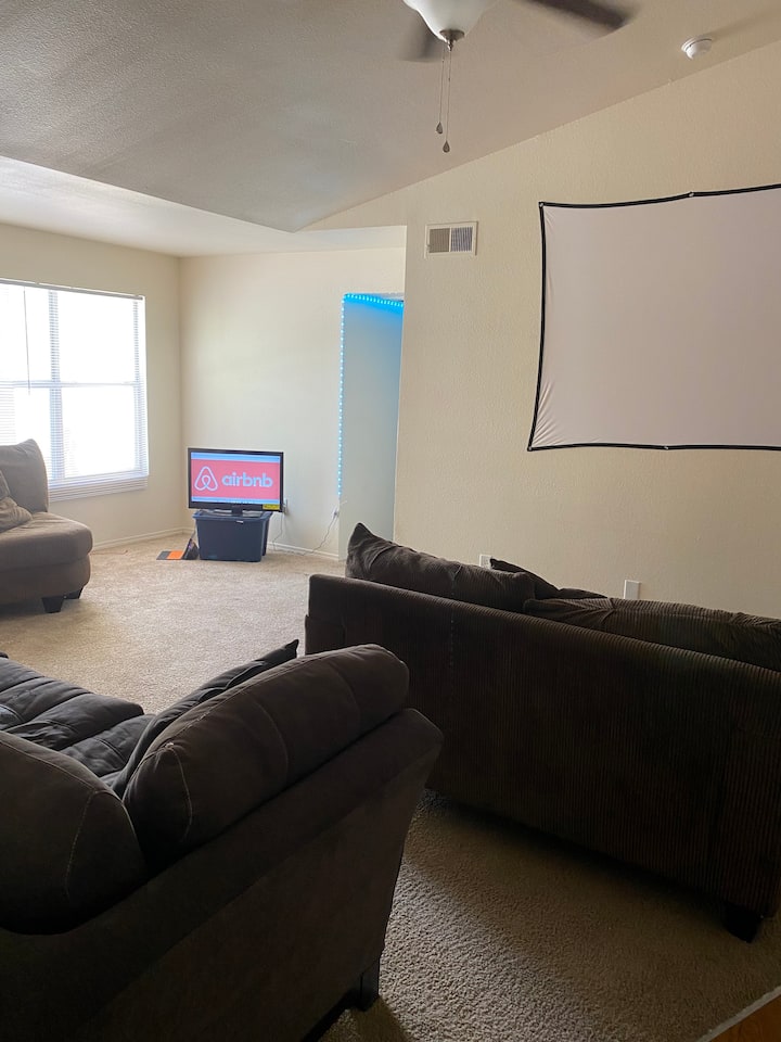 Lovely 3-bedroom Rental Unit, Pool & Home Theater - Española, NM
