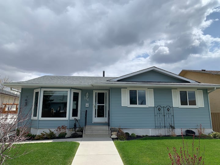 Spacious Guest Suite!
Close To Airport!
Quiet Area - Calgary