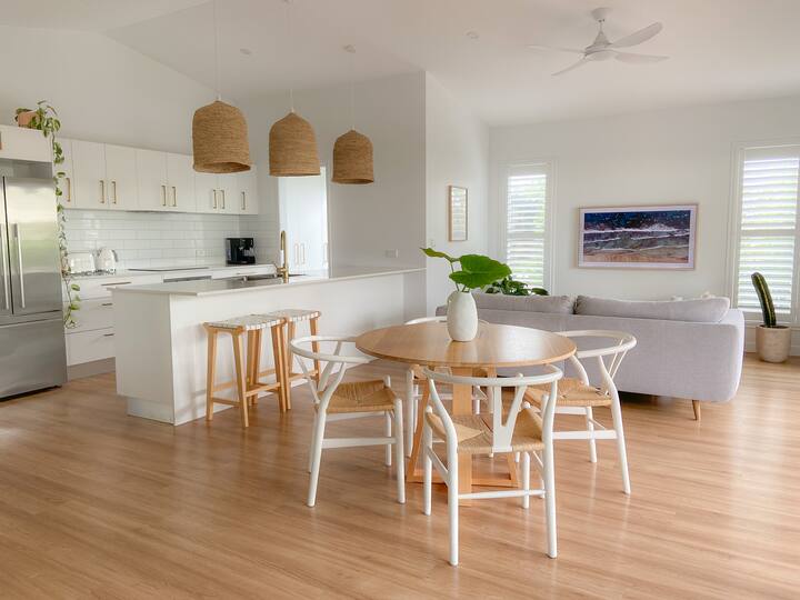 Stylish Coastal Home - Maroochydore