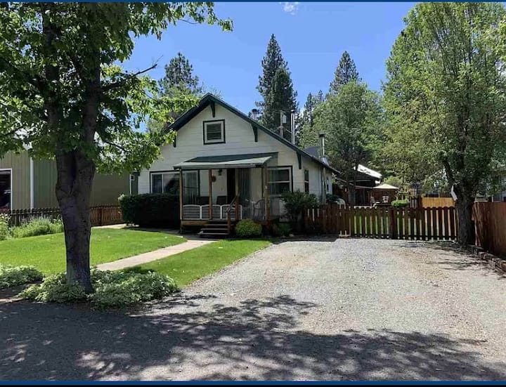 Lake Almanor Entire House W/ Hottub + Room To Play - Lake Almanor, CA