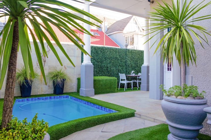 Perfect 6 Bedroom Green Point Gem - Loadshed Free - Camps Bay