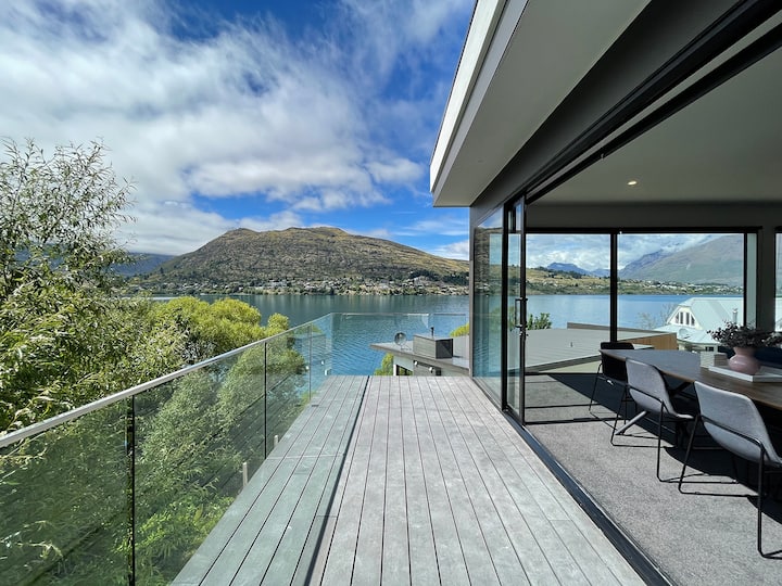 Stunning Lakefront 5 Bedroom - 5.5 Bathroom House - Queenstown