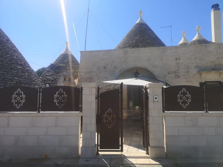 Trullo Immerso Nella Campagna Della Valle D'itria - Locorotondo
