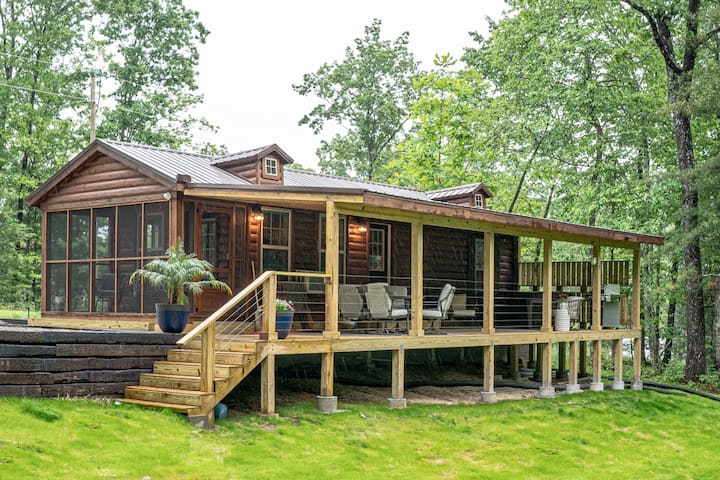 Tiny Home Escape: Hot Tub, Deck & Outdoor Tv - Rugby, TN