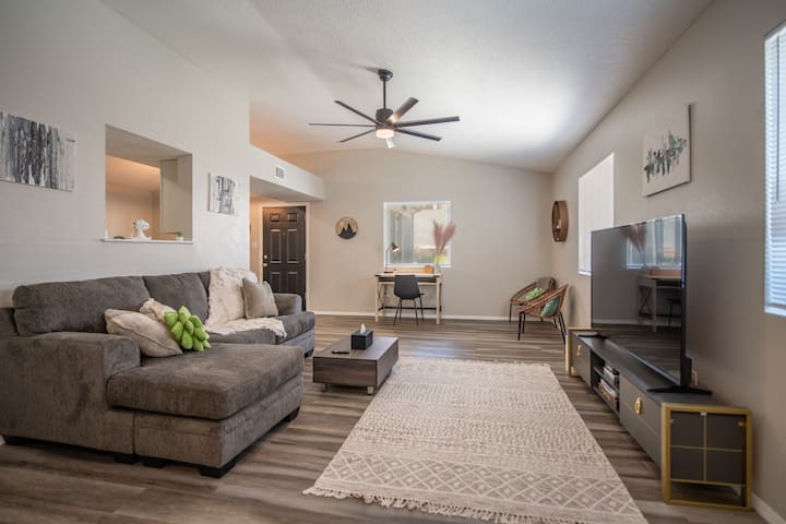 Chic & Modern 3br Home – A Family Delight - Albuquerque