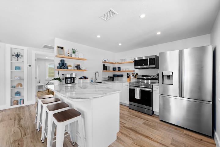 Bright & Modern Getaway - Walk To Beach And Dining - Venice, FL