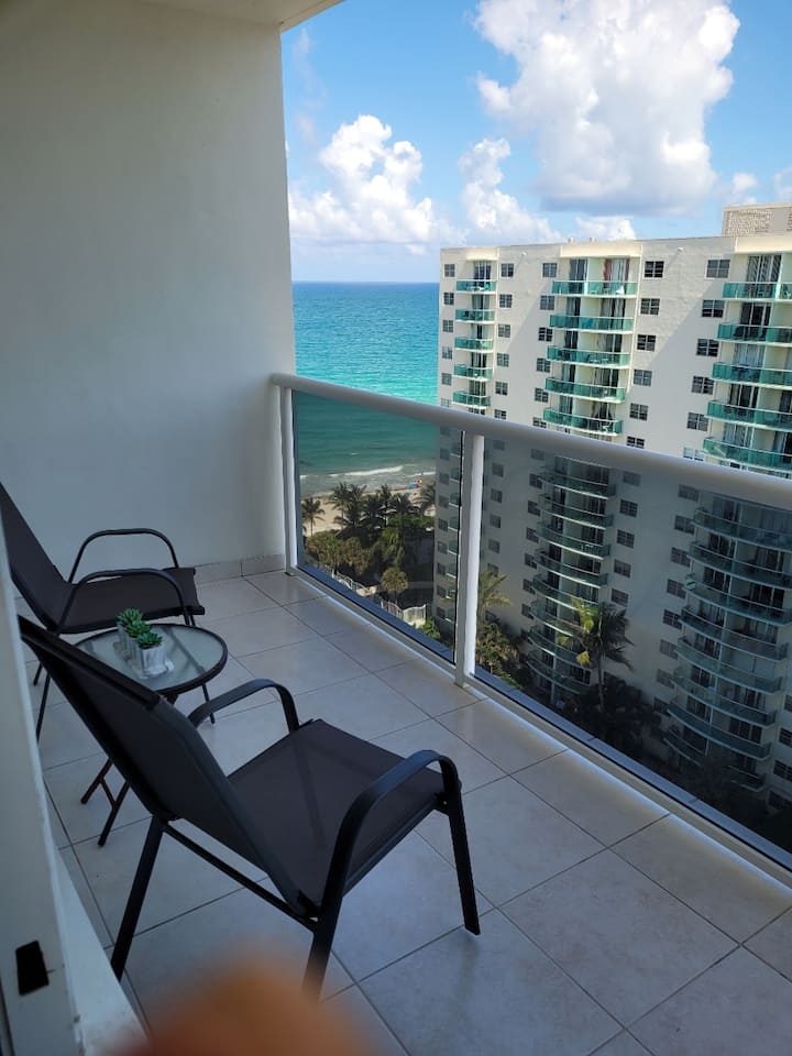 Ocean View 1/1.5 Unit On The Beach. - Hollywood, FL
