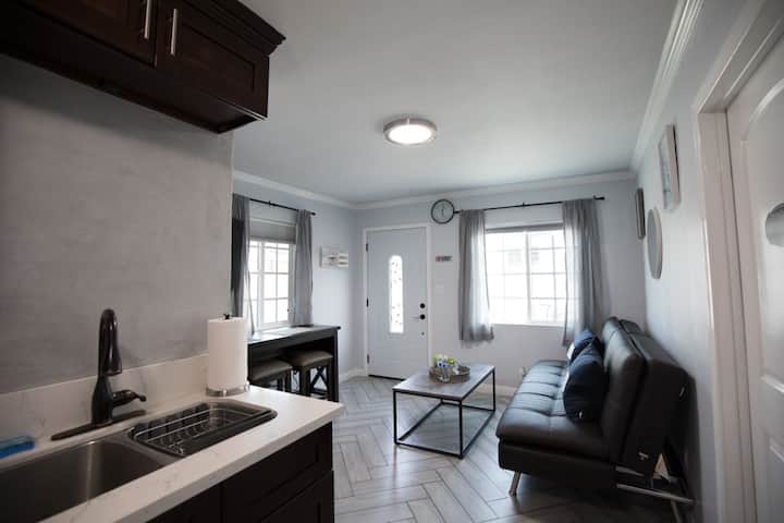 Sofi, Beaches & Lax: Cozy Guest House - South Los Angeles - Los Angeles