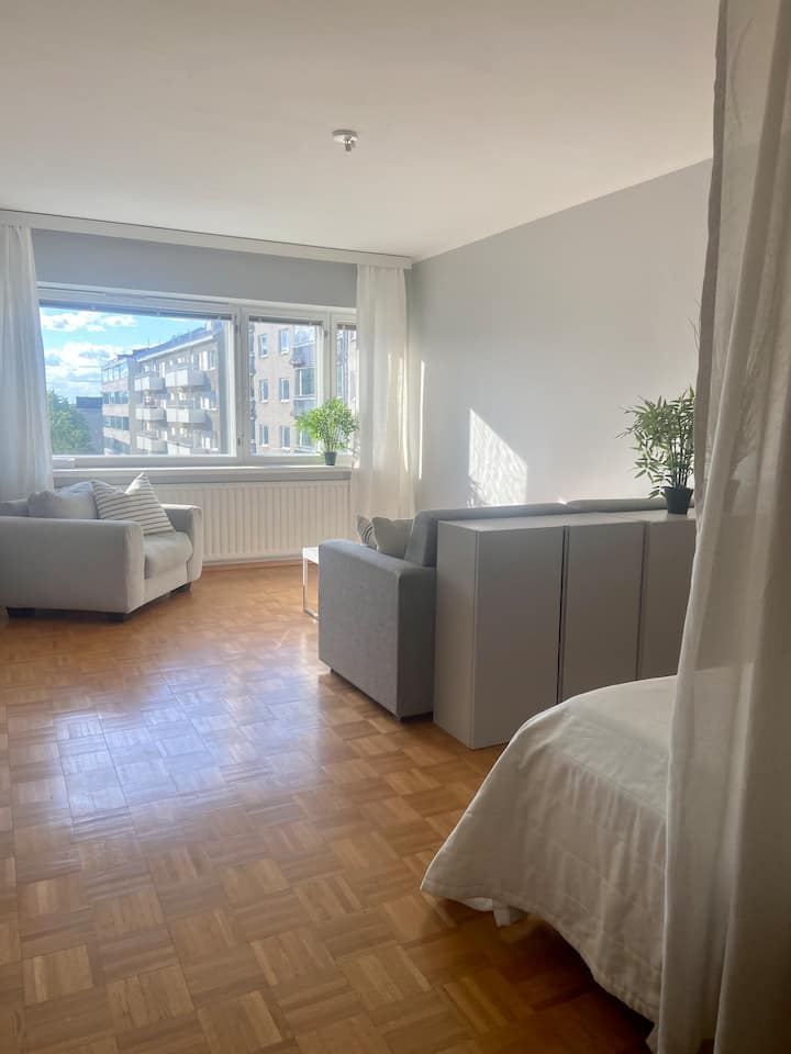 Valoisa Huoneisto Kalliossa - Lähellä Linnanmäkeä - Helsinki