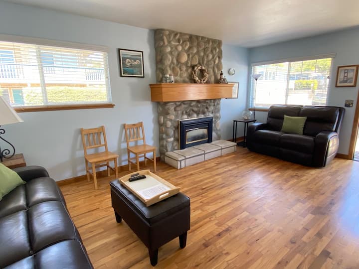 Cheerful 2 Bedroom Home, Close To Beach - Capitola, CA