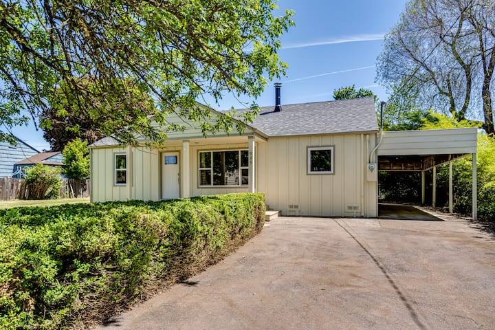 Relax In Our Spacious Home With A Spacious Yard - Eugene, OR