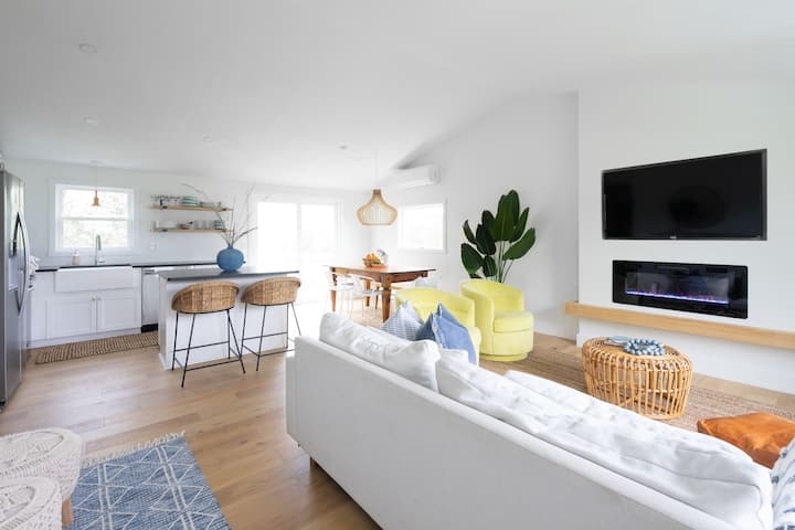 Styled Cottage ~ Walk To Beach/outdoor Shower/ac - Narragansett, RI