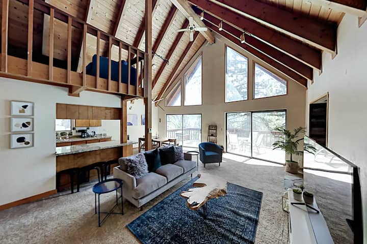 The Mountain View Getaway With Hot Tub, Bbq, Games - Truckee, CA
