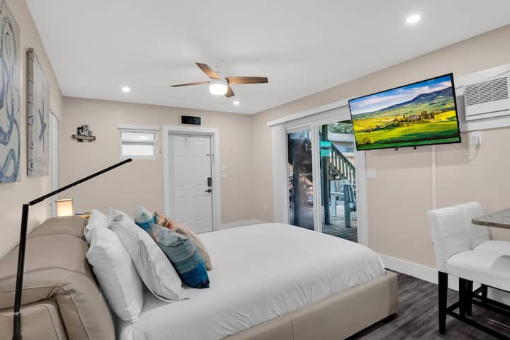 Cozy & Bright Condo W/ Balcony/deck Steps2downtown - Lake Worth, FL