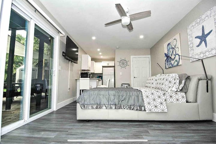 Stylish/open Studio W/ Kitchen & Outdoor Space - Lake Worth, FL