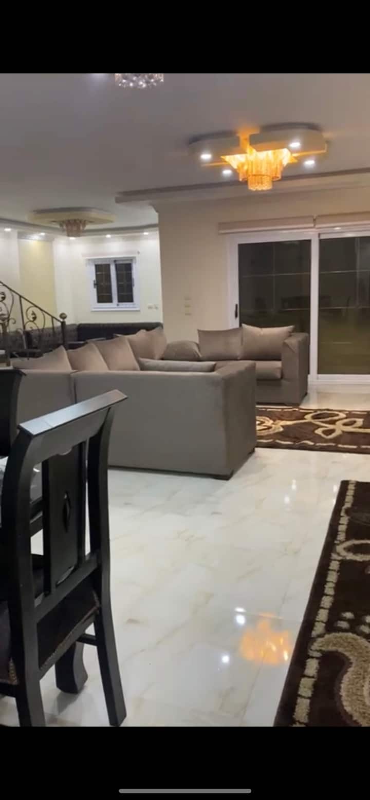 فيلا دورين ثلاث غرف نوم ومطبخ متكامل واستقبال كبير - Cairo