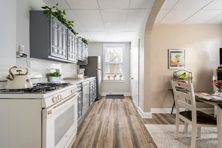 Welcome, A Clean Cheerful Room Awaits You. - Cherry Hill, NJ