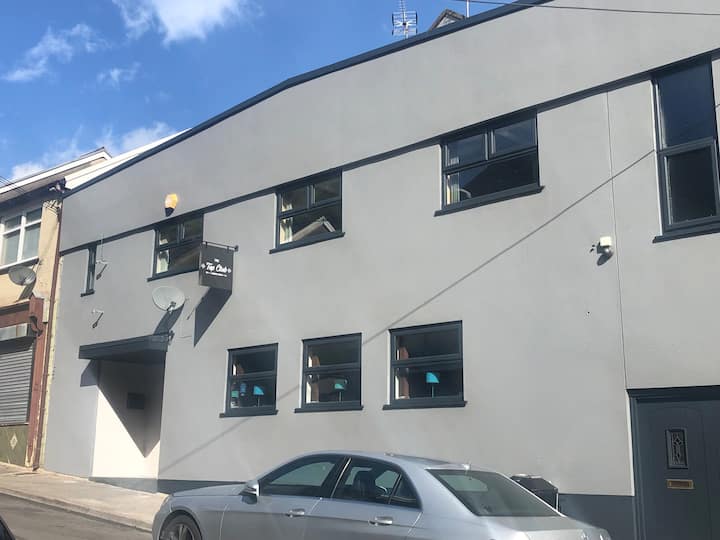 Accommodation At The Top Club Abercynon - Sleeps 8 - South Wales