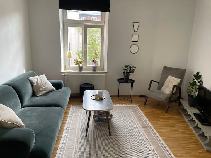 Zentrale Moderne Wohnung Mit Balkon - München