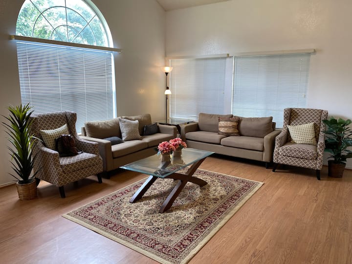 Cozy & Centrally Located 4 Bedroom House In Plano - Plano, TX