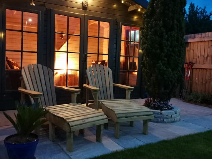 Town House, Free Parking, Gardens, Summer House. - Cheshire