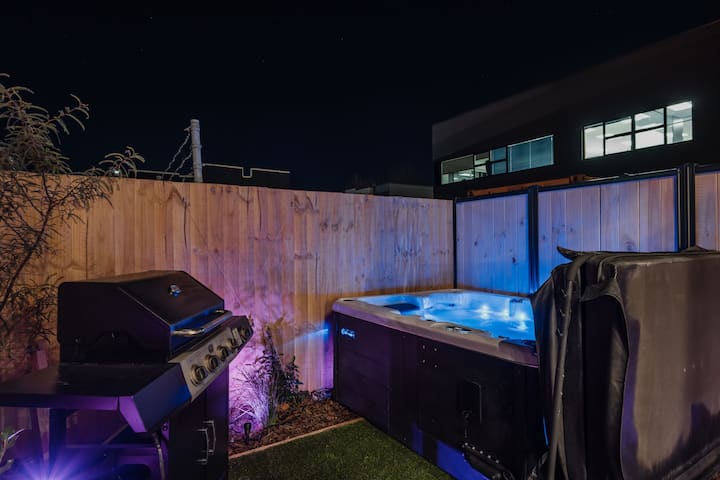 High Roller Luxury Casino Suite & Hot Tub - Christchurch