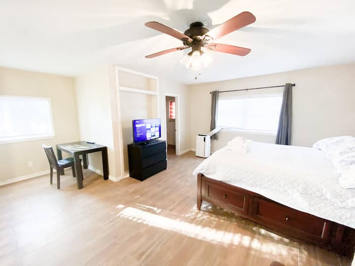 Comfy 1-bedroom Loft Minutes From Downtown - Houston, TX