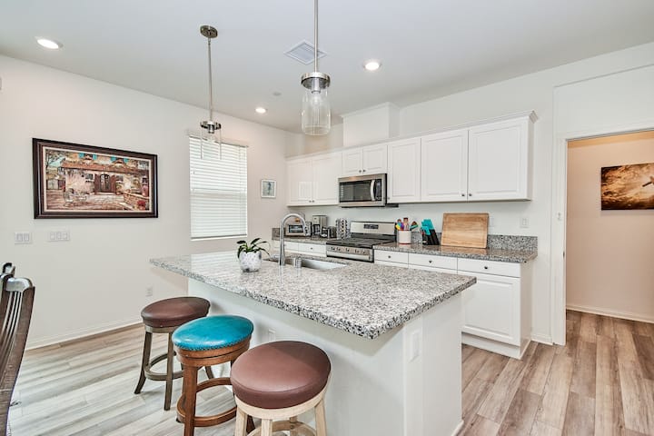 1~2022 Built~suite Downstairs~hoa~close To Fwy~讲中文 - Upland, CA