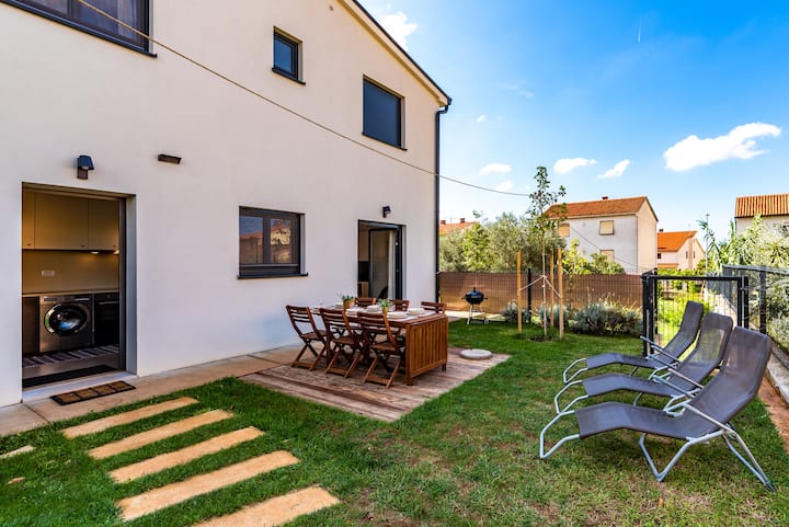 Clean And Spacious New Duplex With Outdoor Space - Pula