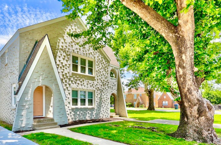 Bright & Beautiful Newly Renovated Historic Duplex - Oklahoma