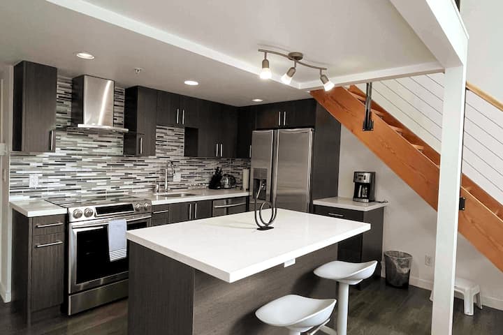 Modern Top-floor 1-bedroom Loft With Free Parking - Vancouver