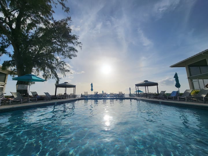 3 Bed, 2 Bath Condo, On 7 Mile Beach, With Pool. - Cayman Islands
