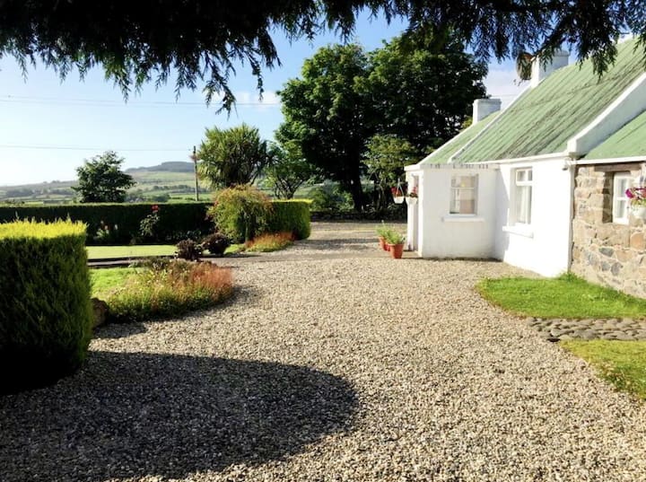 Rose Cottage: 200-year-old Castlerock Cottage - Limavady
