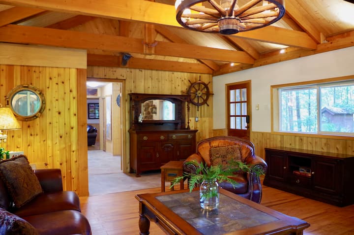 Large Cabin On Farm, Private And Relaxing - Vancouver Island