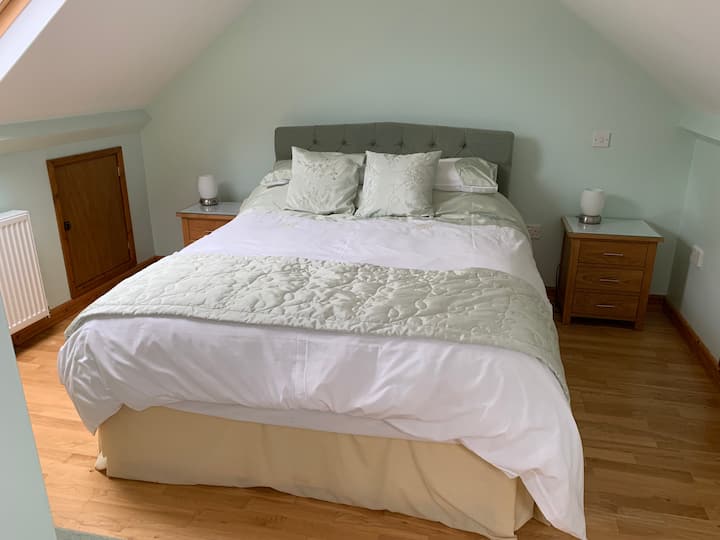 Attic Room With King Size Bed And Ensuite Wet Room - Tavistock