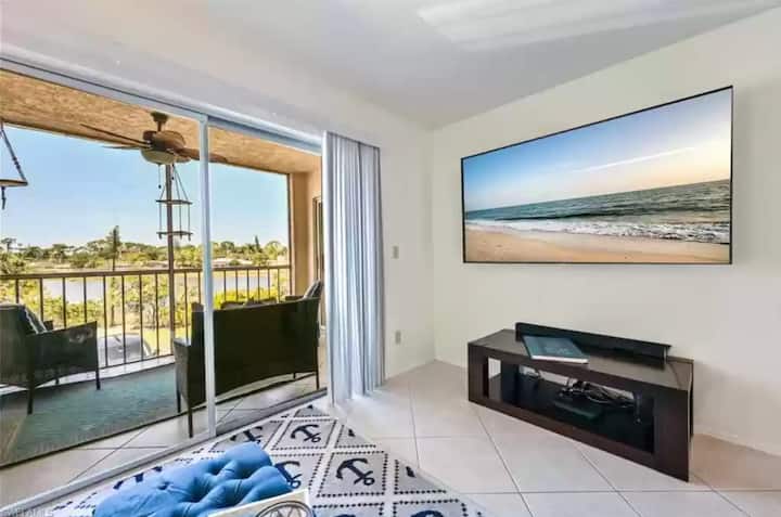 Stunning Naples Condo With 27 Hole Golf Course! - Naples, FL