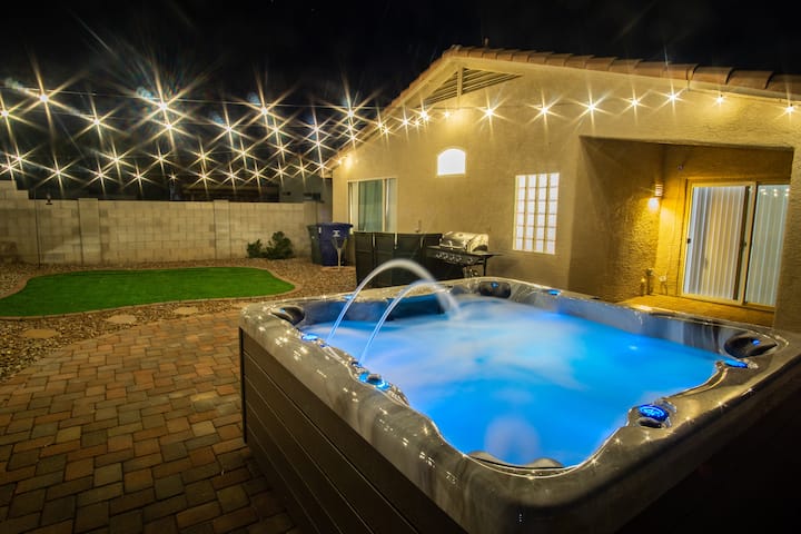 Pacific Enclave W/ Hot Tub, Wfh Setup, & Garage - Tucson, AZ