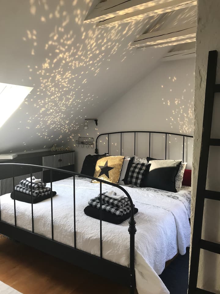 Beautiful Black & White Room With Kingsize Bed. - Augsburg