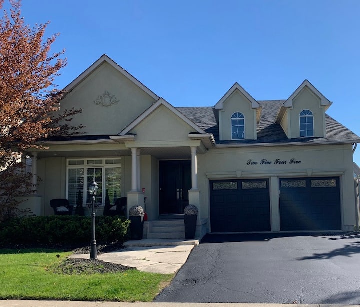 Prestige Golf Community With Private Backyard Pool - Oakville