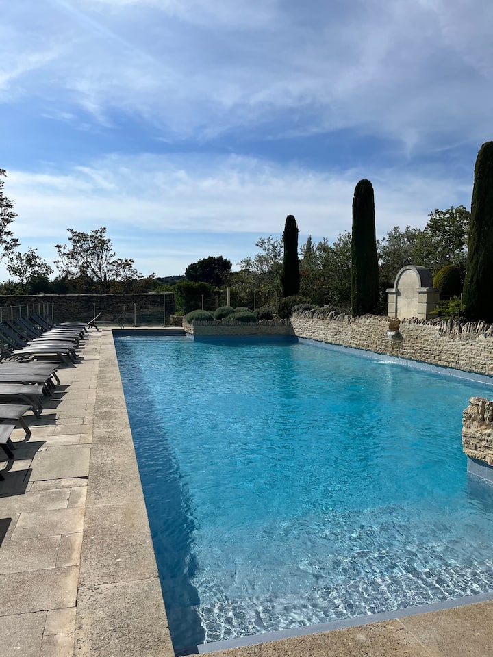 Bastidon à Gordes Dans Une Résidence Privée. - 戈爾代