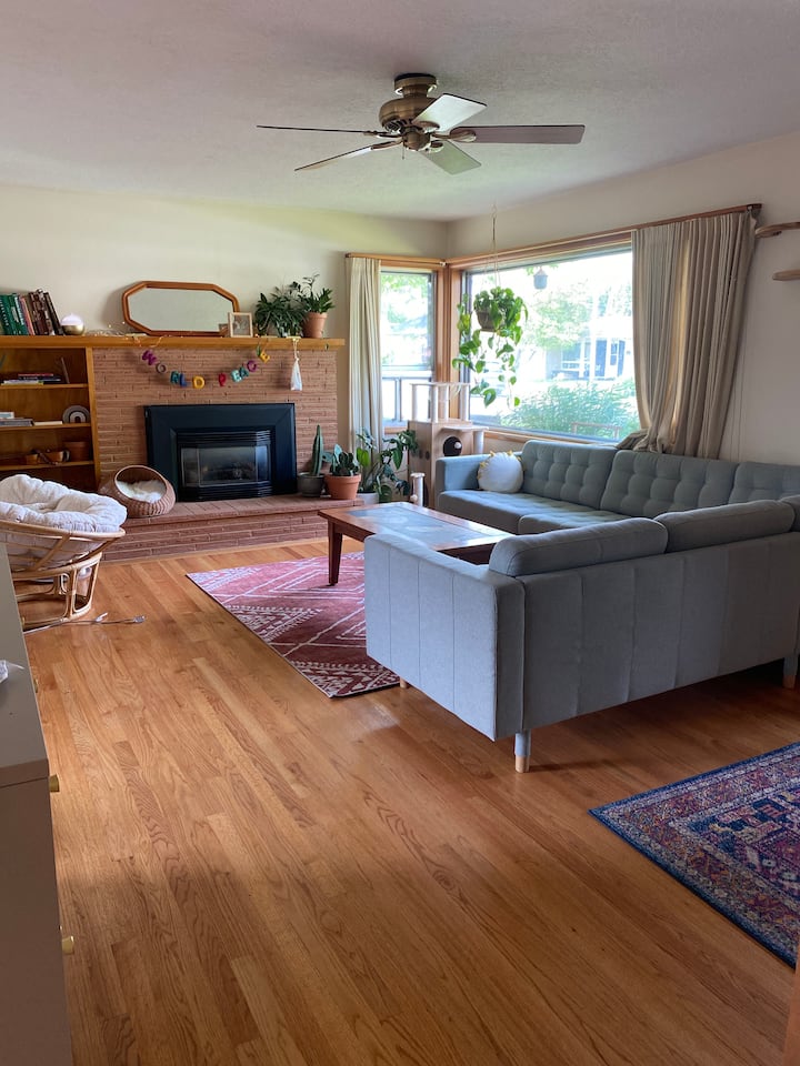 Large, Cheerful, Comfortable 4 Bedroom 2 Bath Home - Oregon City, OR