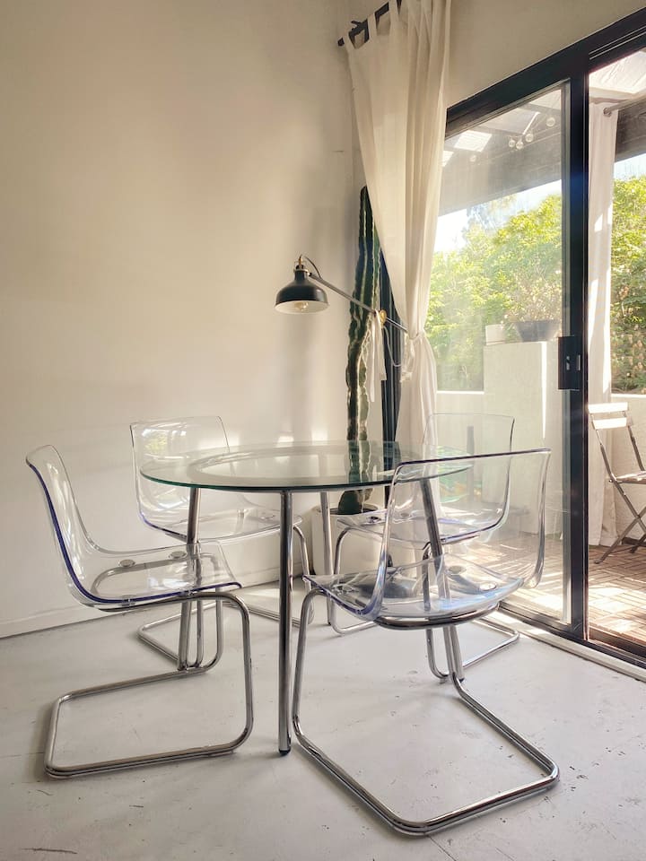 Creative Private Bedroom In The Heart Of Burbank - Burbank, CA