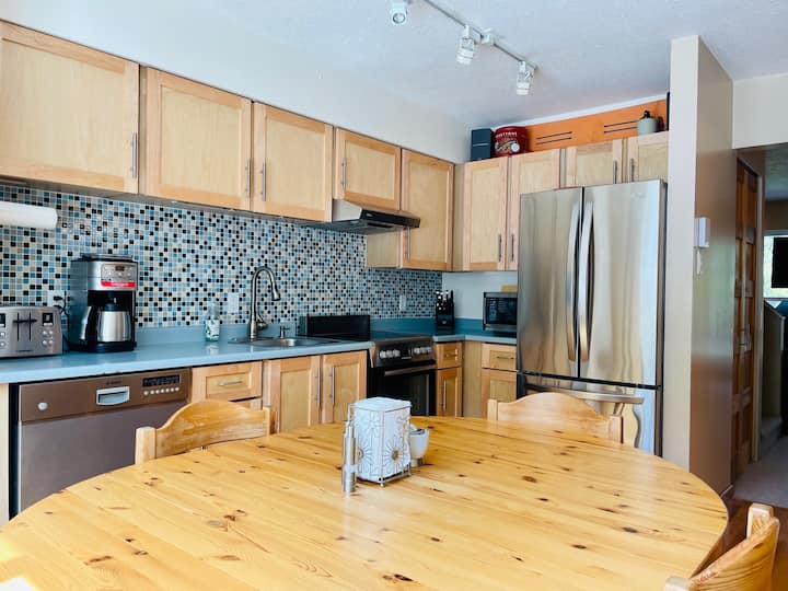 Spacious Town Home, Sleeps 8, Walk To Gondola! - Whistler