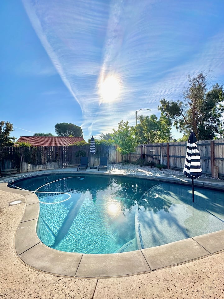 Spacious + Cozy 3bd W/ Pool In Rancho Cucamonga - Rancho Cucamonga, CA