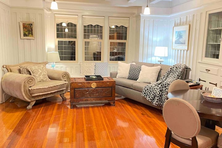 Parlor Suite In Heritage Manor, Fairfield, Near Dt - Oak Bay