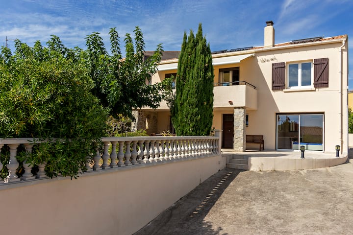 Cheerful 5-bedroom Villa With Pool - Marseillan