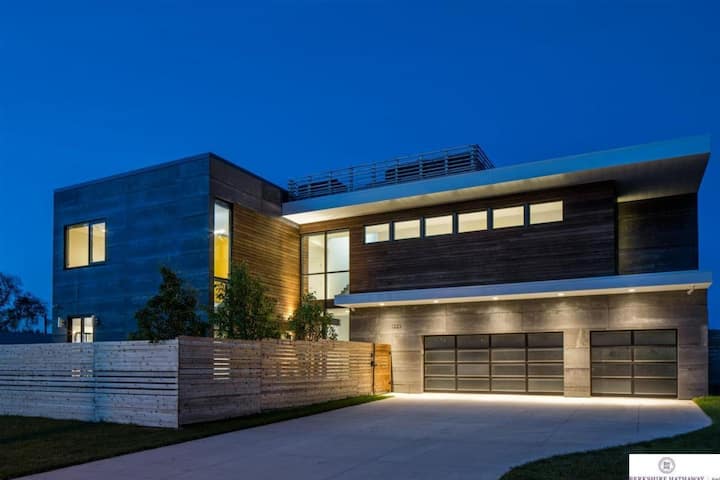 Welcome To The Jungle  Rooftop, 85" Tv, Wine Firep - Council Bluffs, IA