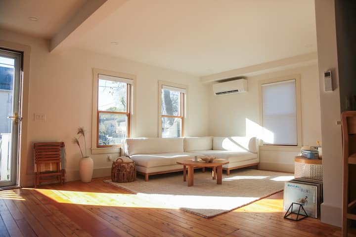 Surfer's Paradise, Outdoor Shower, Steps To Town! - Narragansett, RI